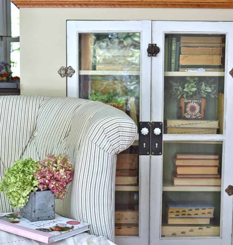 Decorating with Books: 21 Creative Ways to Use Old Books for Decoration ...