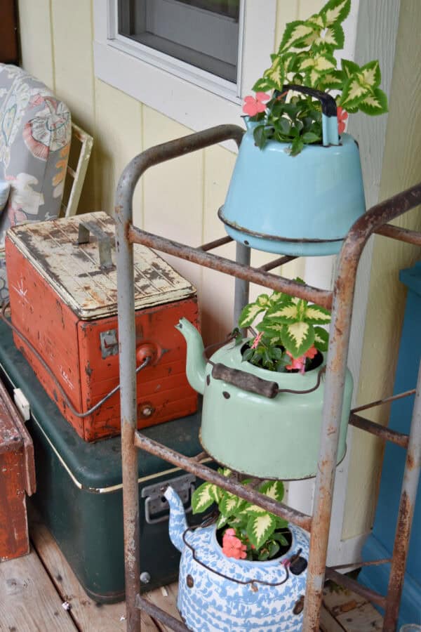 25+ Creative Vintage Garden Decor Ideas (you can thrift and DIY) - Lora ...