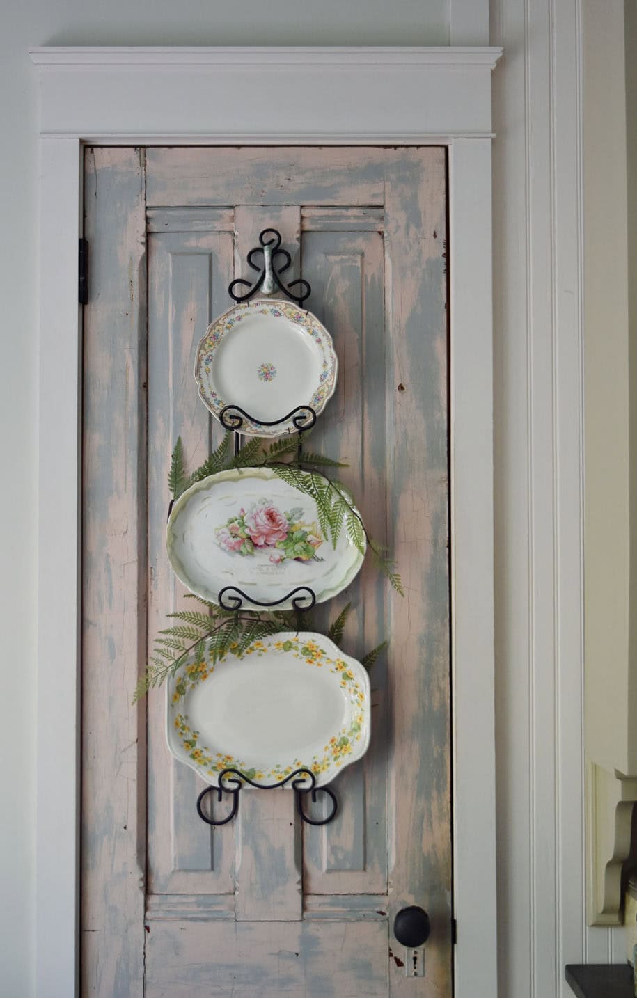 7 Simple Plate Rack Decor Ideas for Thrifty Style - Lora Bloomquist ...
