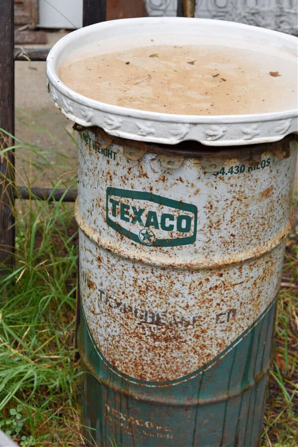 25+ Creative Vintage Garden Decor Ideas (you can thrift and DIY) - Lora ...